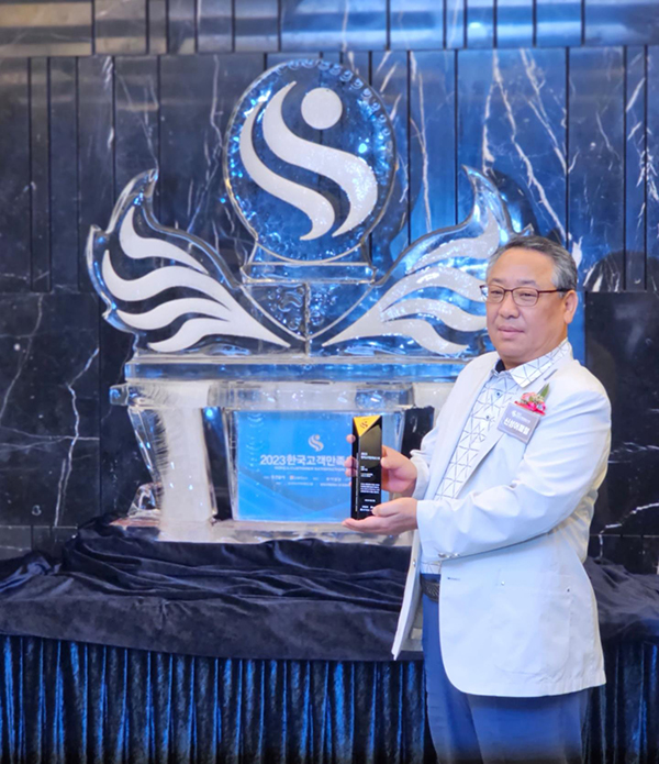 패션비즈 | 신성어패럴 ‘MACCI’, ‘2023 한국고객만족도1위’ 패션 부문 수상