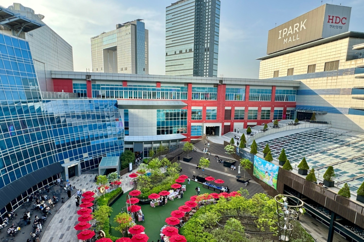 패션비즈 | 불황 속 나 홀로 질주, HDC ‘용산아이파크몰’ 역대급 성공 비결은?